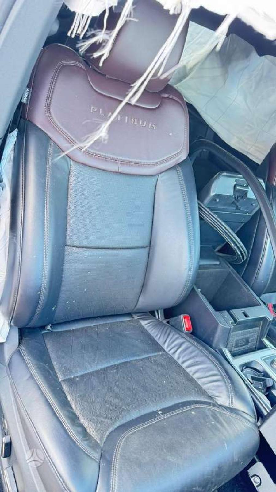 Black Ford Explorer 2022 in Ukmerge, with an engine capacity of 2.96 L and mileage of 22 thousand km for 12999 €, photo 19 on AUTOMOTO.COM.LV