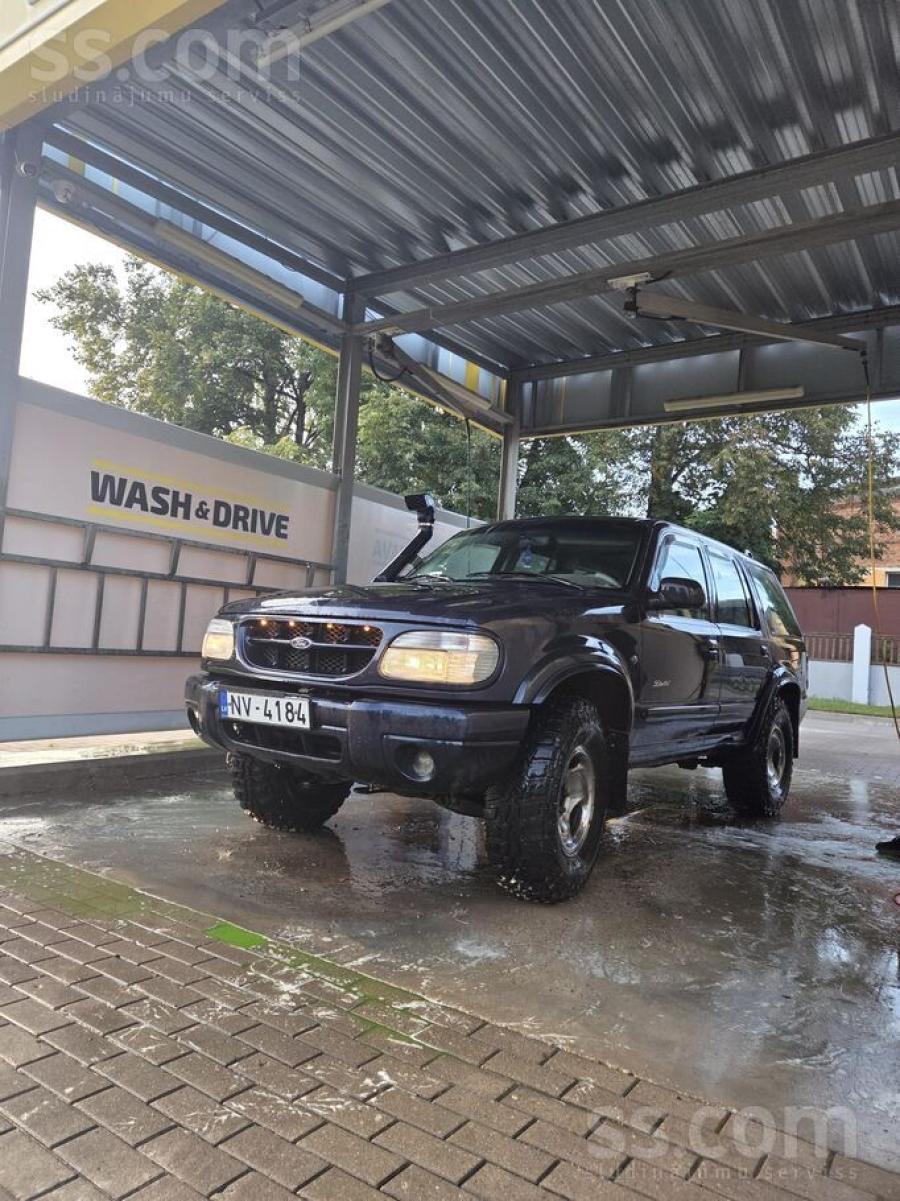 Blue Ford Explorer 1999 in Cesis, with an engine capacity of 4.00 L and mileage of 272 thousand km for 1800 €, photo 1 on AUTOMOTO.COM.LV