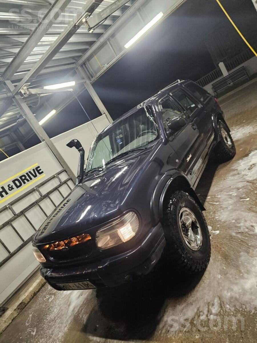 Blue Ford Explorer 1999 in Cesis, with an engine capacity of 4.00 L and mileage of 272 thousand km for 1800 €, photo 3 on AUTOMOTO.COM.LV