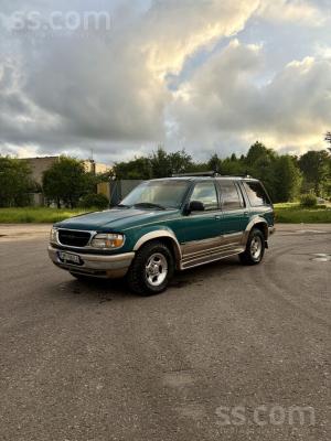 Green Ford Explorer 1998 in Riga, with an engine capacity of 4.00 L and mileage of 187 thousand km for 1550 €, photo  on AUTOMOTO.COM.LV