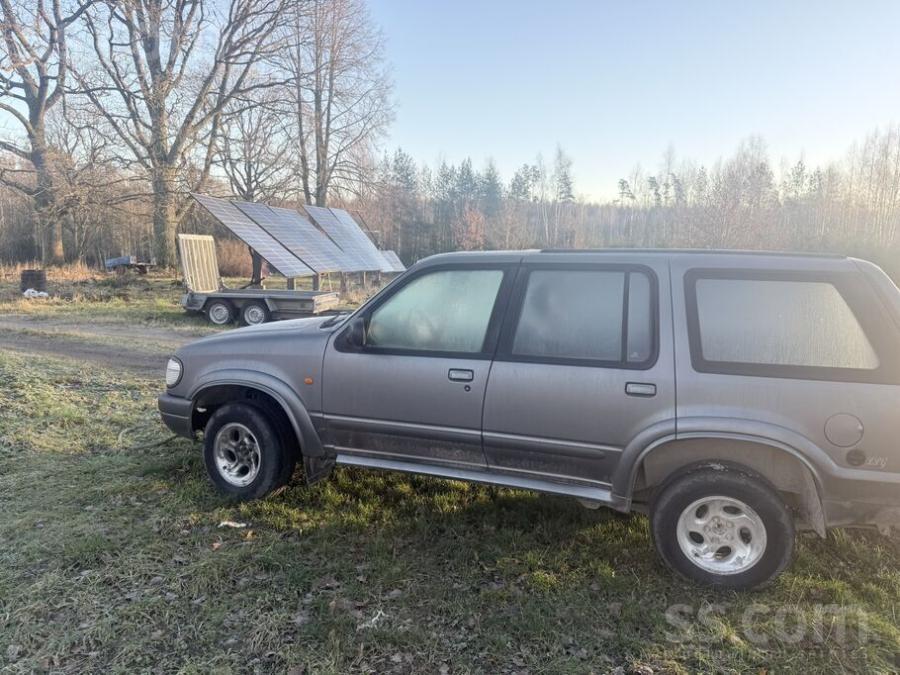 Pelēks Ford Explorer 2000 Cēsis, ar dzinēja tilpumu 4.00 L un nobraukumu 180 tūkst. km par 1400 €, foto 2 vietnē AUTOMOTO.COM.LV