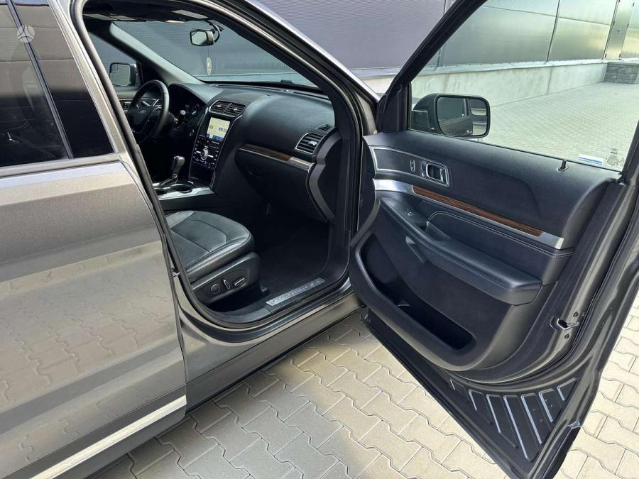 Pelēks Ford Explorer 2018 Šauļi, ar dzinēja tilpumu 3.50 L un nobraukumu 79 tūkst. km par 18999 €, foto 10 vietnē AUTOMOTO.COM.LV