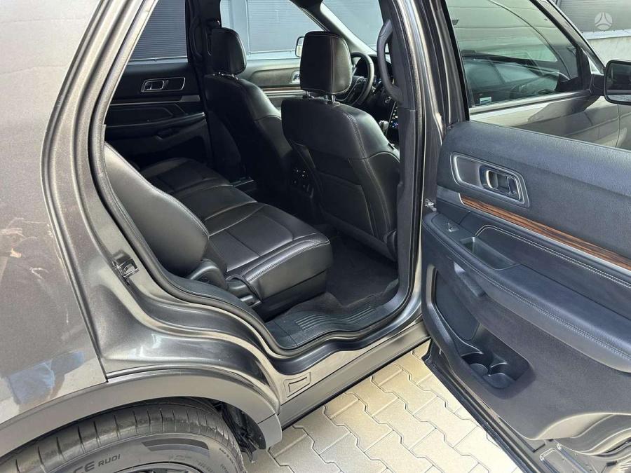 Pelēks Ford Explorer 2018 Šauļi, ar dzinēja tilpumu 3.50 L un nobraukumu 79 tūkst. km par 18999 €, foto 11 vietnē AUTOMOTO.COM.LV
