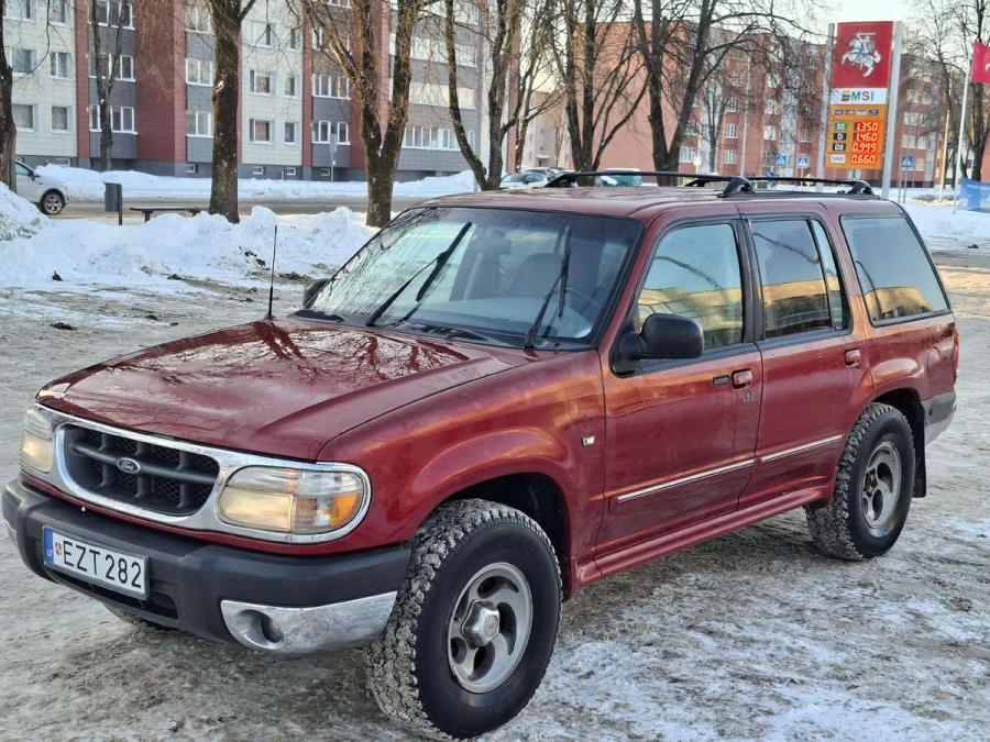 Red Ford Explorer 2000 in Silute, with an engine capacity of 4.00 L and mileage of 180 thousand km for 3000 €, photo 1 on AUTOMOTO.COM.LV