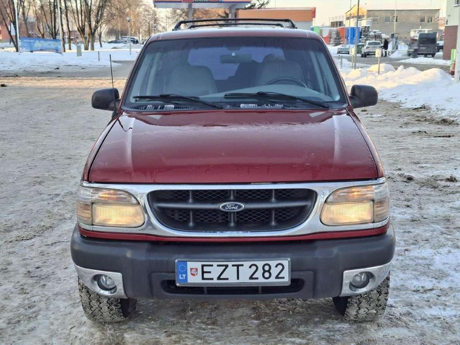 Red Ford Explorer 2000 in Silute, with an engine capacity of 4.00 L and mileage of 180 thousand km for 3000 €, photo 3 on AUTOMOTO.COM.LV