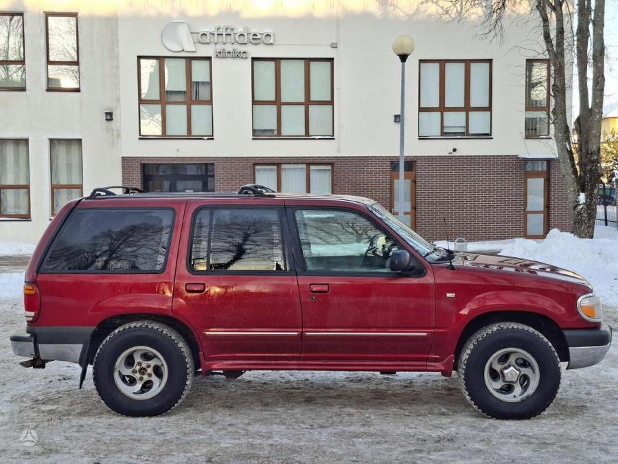 Red Ford Explorer 2000 in Silute, with an engine capacity of 4.00 L and mileage of 180 thousand km for 3000 €, photo 4 on AUTOMOTO.COM.LV