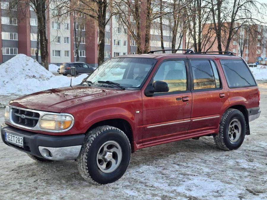 Red Ford Explorer 2000 in Silute, with an engine capacity of 4.00 L and mileage of 180 thousand km for 3000 €, photo 5 on AUTOMOTO.COM.LV