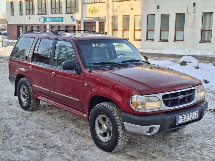 Red Ford Explorer 2000 in Silute, with an engine capacity of 4.00 L and mileage of 180 thousand km for 3000 €, photo 6 on AUTOMOTO.COM.LV