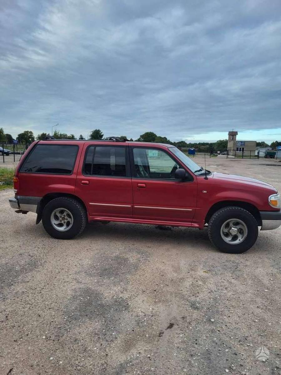 Red Ford Explorer 2000 in Silute, with an engine capacity of 4.00 L and mileage of 180 thousand km for 3000 €, photo 27 on AUTOMOTO.COM.LV