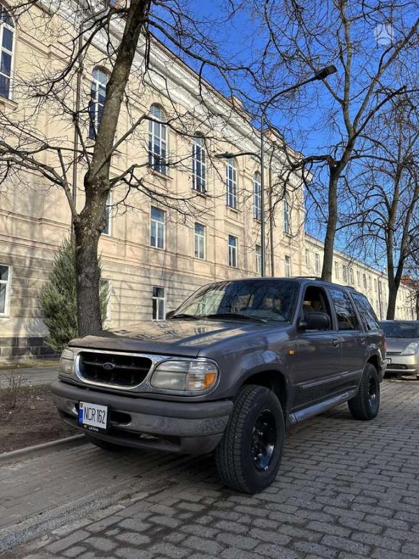 Violet Ford Explorer 1996 in Vilnius, with an engine capacity of 3.96 L and mileage of 200 thousand km for 2500 €, photo 2 on AUTOMOTO.COM.LV