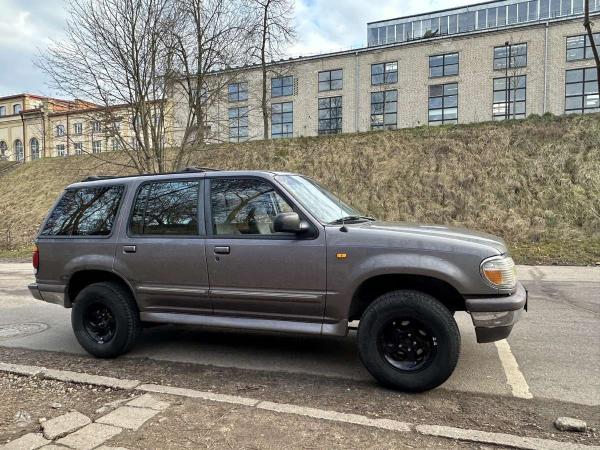 Violet Ford Explorer 1996 in Vilnius, with an engine capacity of 3.96 L and mileage of 200 thousand km for 2500 €, photo 10 on AUTOMOTO.COM.LV