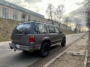 Violet Ford Explorer 1996 in Vilnius, with an engine capacity of 3.96 L and mileage of 200 thousand km for 2500 €, photo 11 on AUTOMOTO.COM.LV