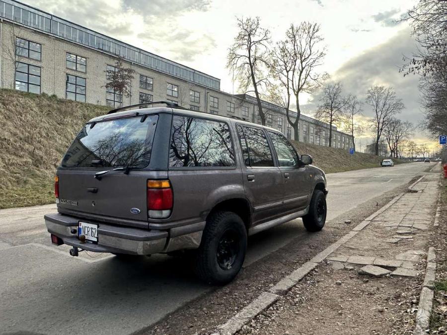 Violet Ford Explorer 1996 in Vilnius, with an engine capacity of 3.96 L and mileage of 200 thousand km for 2500 €, photo 11 on AUTOMOTO.COM.LV
