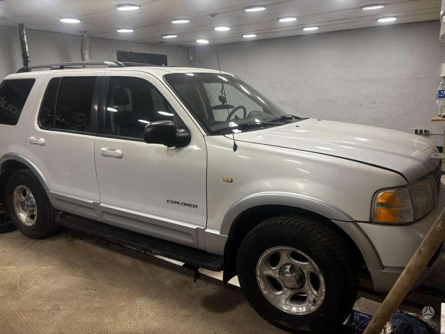 Balts Ford Explorer 2002 Kauņa, ar dzinēja tilpumu 4.00 L un nobraukumu 194 tūkst. km par 1800 €, foto 1 vietnē AUTOMOTO.COM.LV