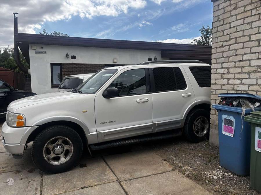White Ford Explorer 2002 in Kaunas, with an engine capacity of 4.00 L and mileage of 194 thousand km for 600 €, photo 5 on AUTOMOTO.COM.LV