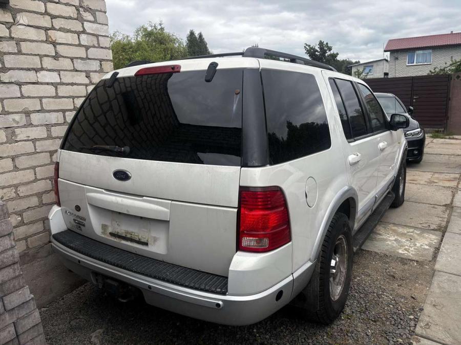 White Ford Explorer 2002 in Kaunas, with an engine capacity of 4.00 L and mileage of 194 thousand km for 600 €, photo 6 on AUTOMOTO.COM.LV