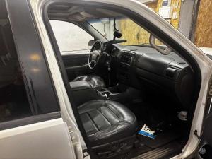 White Ford Explorer 2002 in Kaunas, with an engine capacity of 4.00 L and mileage of 194 thousand km for 600 €, photo 10 on AUTOMOTO.COM.LV