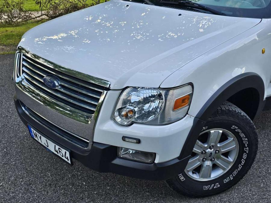 White Ford Explorer 2006 in Utena, with an engine capacity of 4.60 L and mileage of 350 thousand km for 4950 €, photo 3 on AUTOMOTO.COM.LV