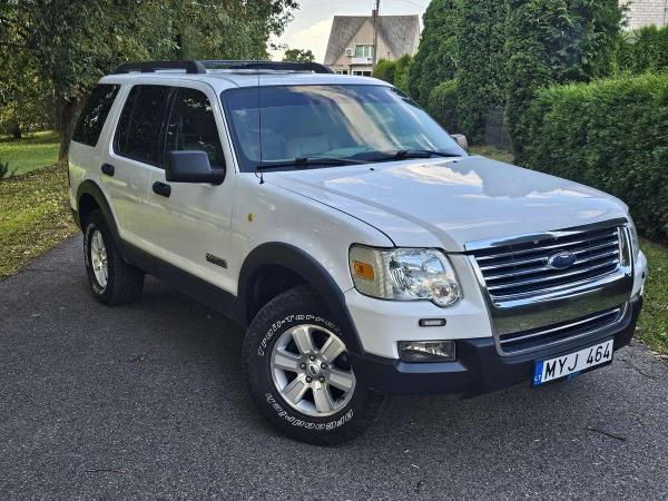 White Ford Explorer 2006 in Utena, with an engine capacity of 4.60 L and mileage of 350 thousand km for 4950 €, photo 4 on AUTOMOTO.COM.LV