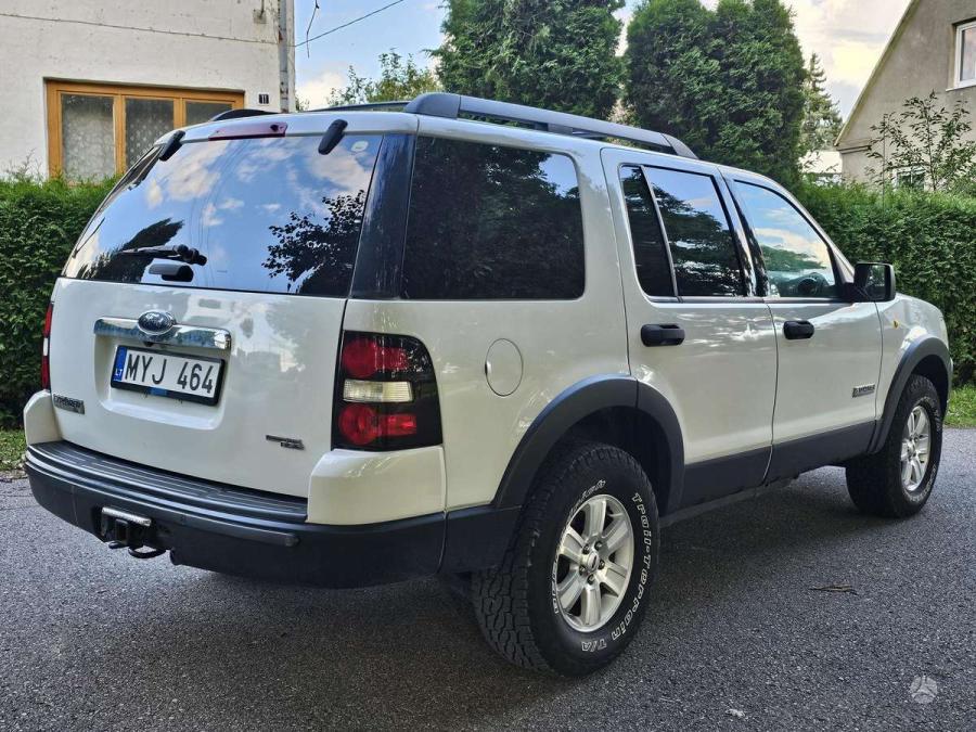 White Ford Explorer 2006 in Utena, with an engine capacity of 4.60 L and mileage of 350 thousand km for 4950 €, photo 6 on AUTOMOTO.COM.LV