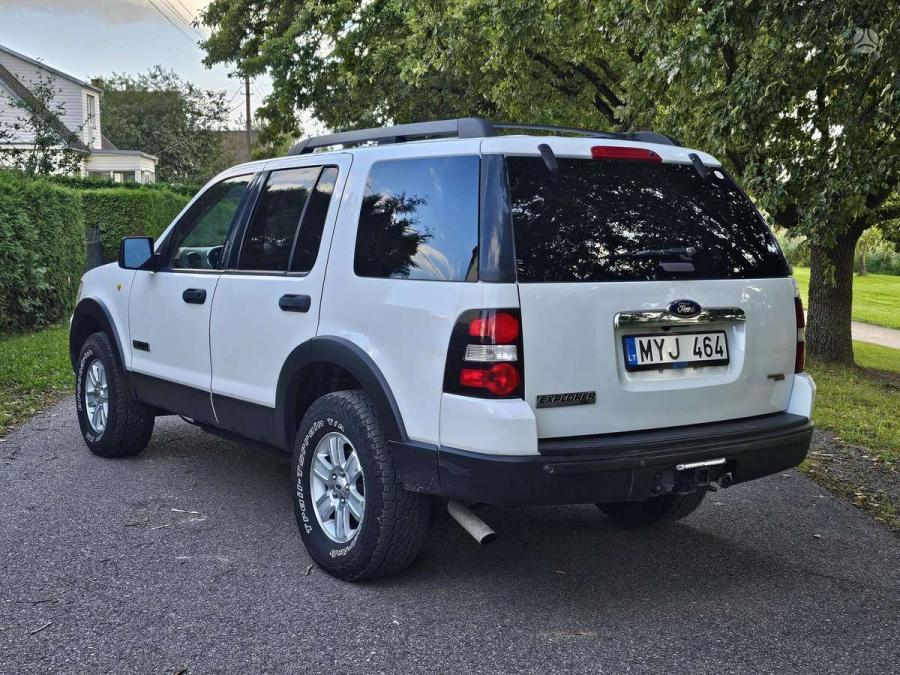 White Ford Explorer 2006 in Utena, with an engine capacity of 4.60 L and mileage of 350 thousand km for 4950 €, photo 7 on AUTOMOTO.COM.LV