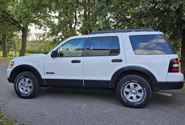 White Ford Explorer 2006 in Utena, with an engine capacity of 4.60 L and mileage of 350 thousand km for 4950 €, photo 8 on AUTOMOTO.COM.LV