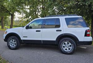 White Ford Explorer 2006 in Utena, with an engine capacity of 4.60 L and mileage of 350 thousand km for 4950 €, photo 8 on AUTOMOTO.COM.LV