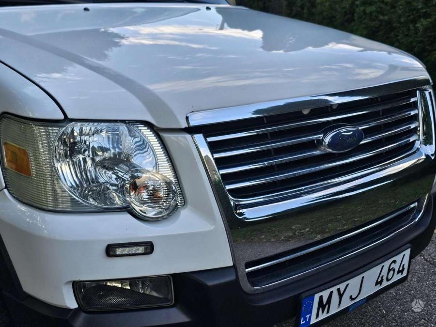 White Ford Explorer 2006 in Utena, with an engine capacity of 4.60 L and mileage of 350 thousand km for 4950 €, photo 11 on AUTOMOTO.COM.LV