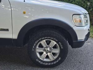 White Ford Explorer 2006 in Utena, with an engine capacity of 4.60 L and mileage of 350 thousand km for 4950 €, photo 13 on AUTOMOTO.COM.LV
