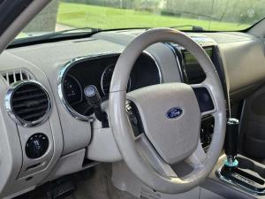 White Ford Explorer 2006 in Utena, with an engine capacity of 4.60 L and mileage of 350 thousand km for 4950 €, photo 15 on AUTOMOTO.COM.LV