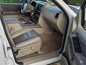White Ford Explorer 2006 in Utena, with an engine capacity of 4.60 L and mileage of 350 thousand km for 4950 €, photo 16 on AUTOMOTO.COM.LV