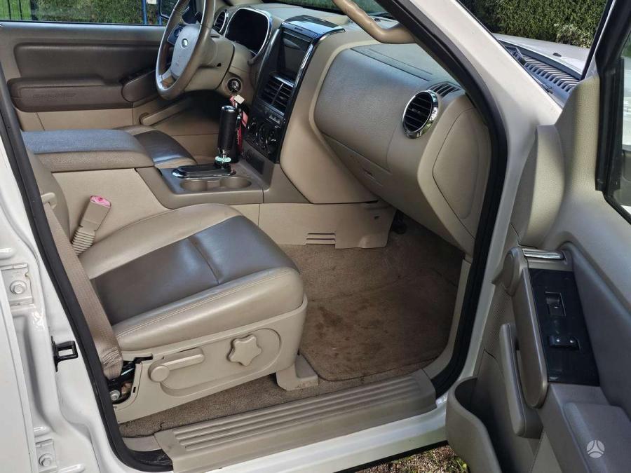 White Ford Explorer 2006 in Utena, with an engine capacity of 4.60 L and mileage of 350 thousand km for 4950 €, photo 16 on AUTOMOTO.COM.LV