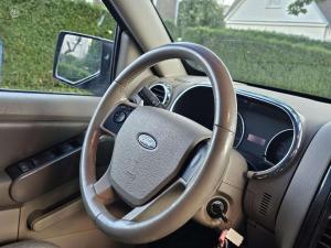 White Ford Explorer 2006 in Utena, with an engine capacity of 4.60 L and mileage of 350 thousand km for 4950 €, photo 18 on AUTOMOTO.COM.LV