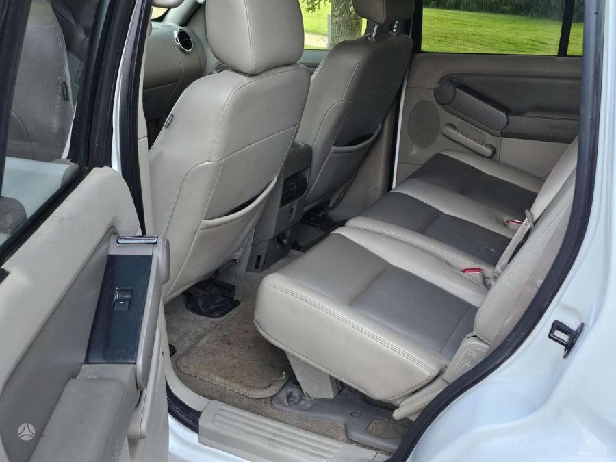White Ford Explorer 2006 in Utena, with an engine capacity of 4.60 L and mileage of 350 thousand km for 4950 €, photo 26 on AUTOMOTO.COM.LV