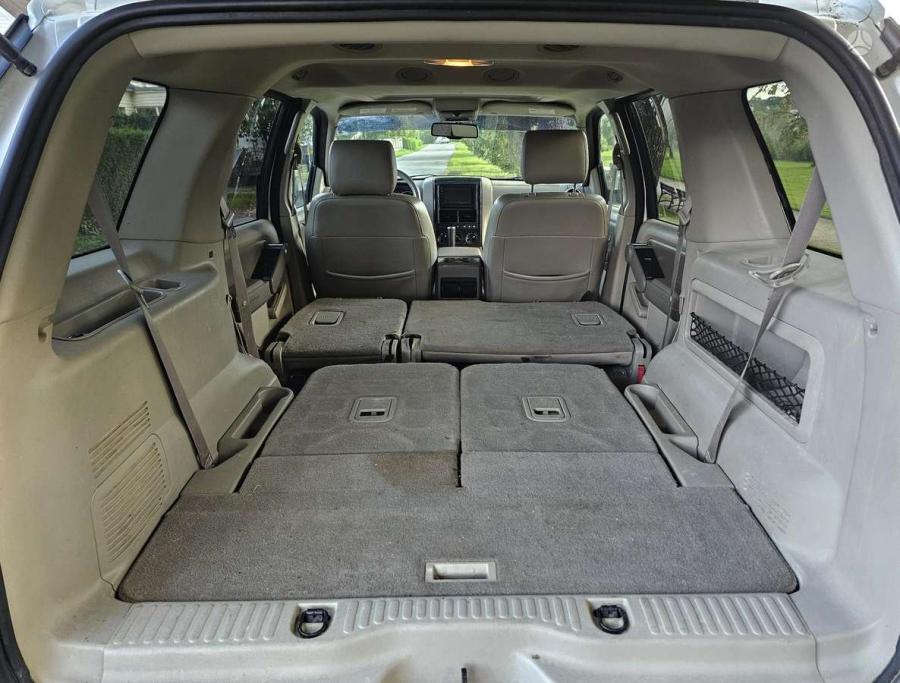 White Ford Explorer 2006 in Utena, with an engine capacity of 4.60 L and mileage of 350 thousand km for 4950 €, photo 29 on AUTOMOTO.COM.LV