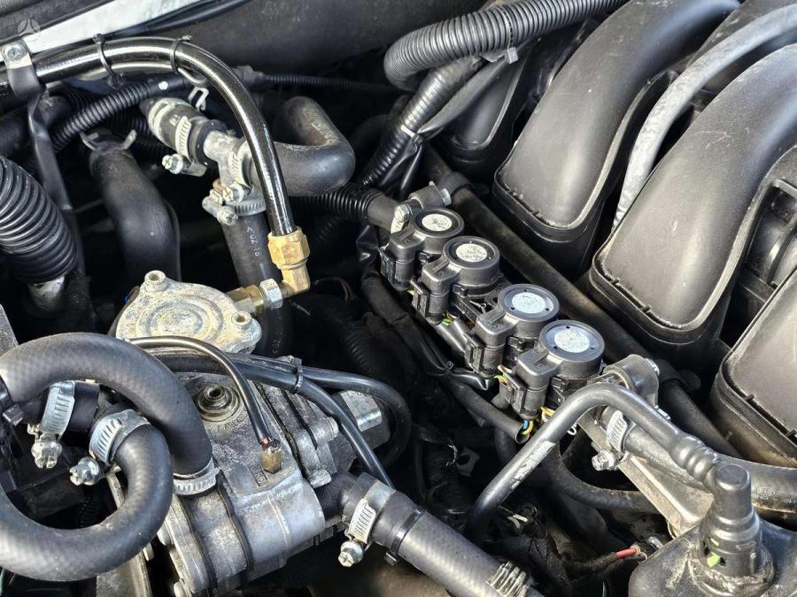 White Ford Explorer 2006 in Utena, with an engine capacity of 4.60 L and mileage of 350 thousand km for 4950 €, photo 39 on AUTOMOTO.COM.LV