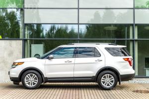White Ford Explorer 2013 in Riga, with an engine capacity of 3.50 L and mileage of 158 thousand km for 12800 €, photo 4 on AUTOMOTO.COM.LV