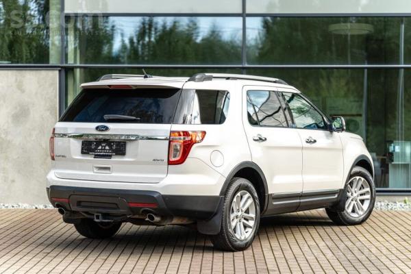 White Ford Explorer 2013 in Riga, with an engine capacity of 3.50 L and mileage of 158 thousand km for 12800 €, photo 6 on AUTOMOTO.COM.LV