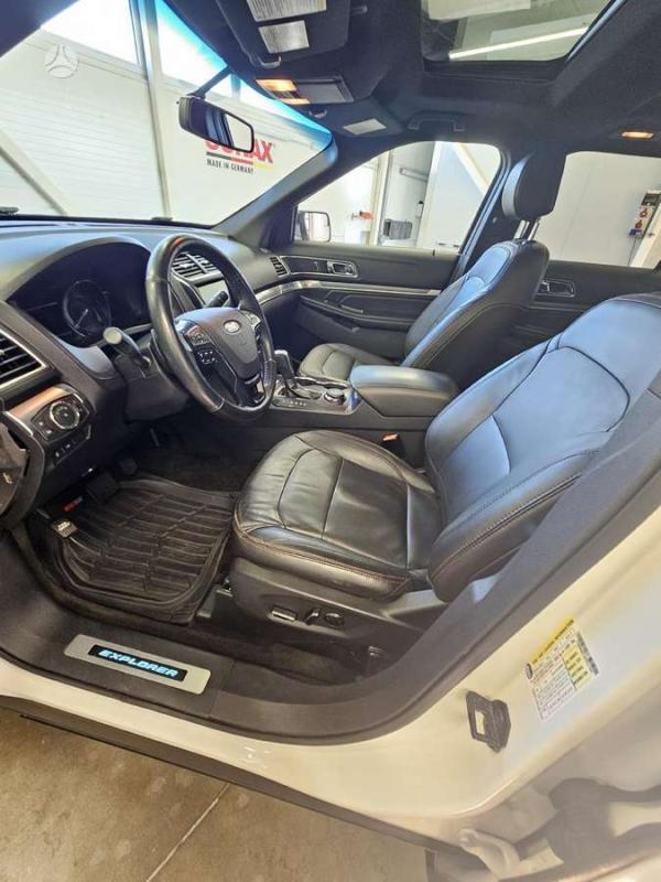 White Ford Explorer 2017 in Kalvarija, with an engine capacity of 3.49 L and mileage of 142 thousand km for 18000 €, photo 11 on AUTOMOTO.COM.LV