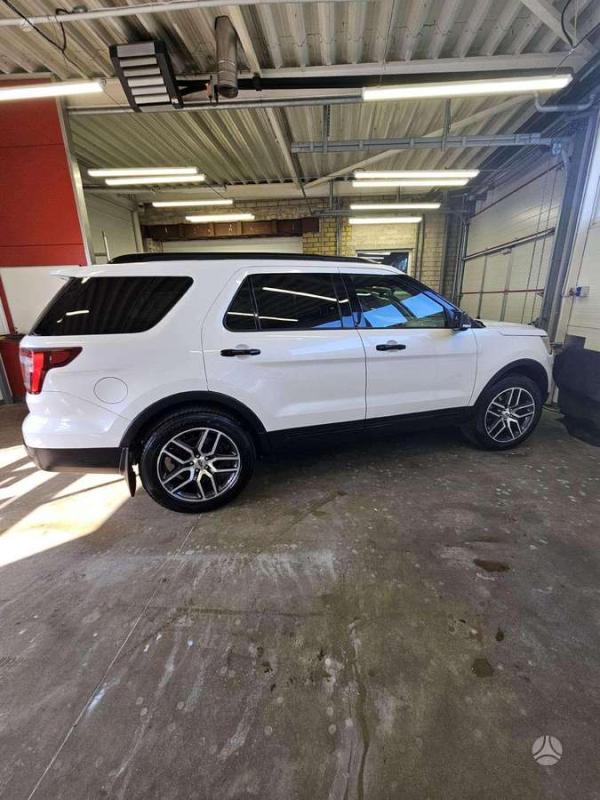 Balts Ford Explorer 2017 Kalvarija, ar dzinēja tilpumu 3.49 L un nobraukumu 142 tūkst. km par 17100 €, foto 1 vietnē AUTOMOTO.COM.LV