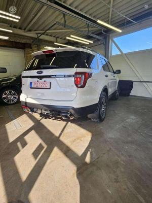 White Ford Explorer 2017 in Kalvarija, with an engine capacity of 3.49 L and mileage of 142 thousand km for 17100 €, photo 5 on AUTOMOTO.COM.LV