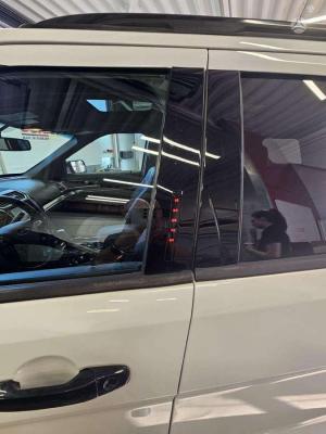 White Ford Explorer 2017 in Kalvarija, with an engine capacity of 3.49 L and mileage of 142 thousand km for 17100 €, photo 6 on AUTOMOTO.COM.LV