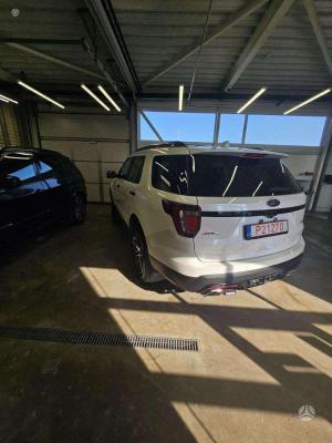 White Ford Explorer 2017 in Kalvarija, with an engine capacity of 3.49 L and mileage of 142 thousand km for 17100 €, photo 7 on AUTOMOTO.COM.LV