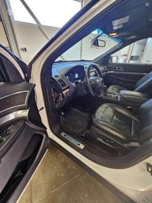 White Ford Explorer 2017 in Kalvarija, with an engine capacity of 3.49 L and mileage of 142 thousand km for 17100 €, photo 9 on AUTOMOTO.COM.LV