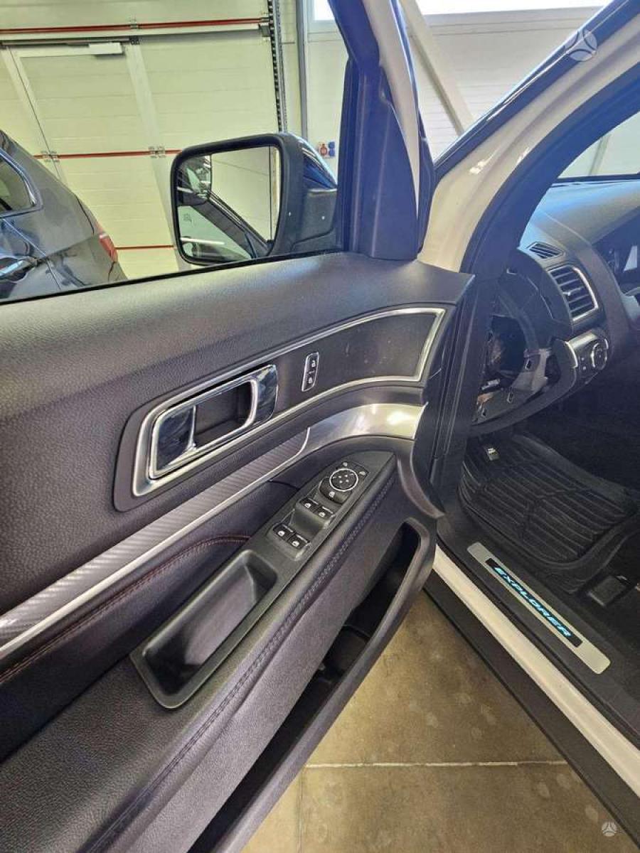 White Ford Explorer 2017 in Kalvarija, with an engine capacity of 3.49 L and mileage of 142 thousand km for 17100 €, photo 10 on AUTOMOTO.COM.LV
