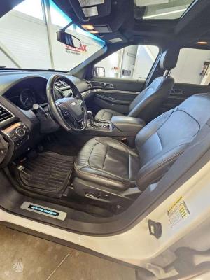 White Ford Explorer 2017 in Kalvarija, with an engine capacity of 3.49 L and mileage of 142 thousand km for 17100 €, photo 12 on AUTOMOTO.COM.LV
