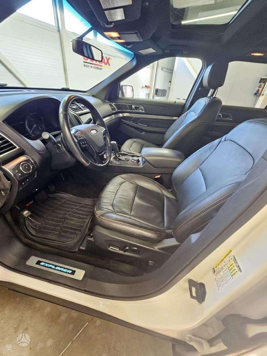 White Ford Explorer 2017 in Kalvarija, with an engine capacity of 3.49 L and mileage of 142 thousand km for 17100 €, photo 12 on AUTOMOTO.COM.LV