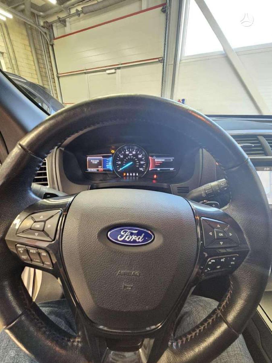 White Ford Explorer 2017 in Kalvarija, with an engine capacity of 3.49 L and mileage of 142 thousand km for 17100 €, photo 13 on AUTOMOTO.COM.LV