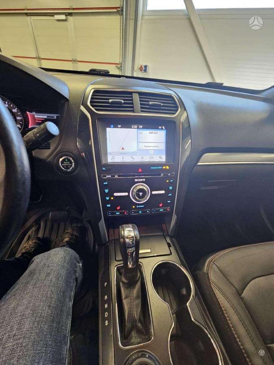 White Ford Explorer 2017 in Kalvarija, with an engine capacity of 3.49 L and mileage of 142 thousand km for 17100 €, photo 14 on AUTOMOTO.COM.LV