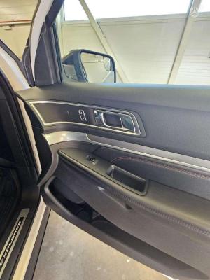 White Ford Explorer 2017 in Kalvarija, with an engine capacity of 3.49 L and mileage of 142 thousand km for 17100 €, photo 26 on AUTOMOTO.COM.LV